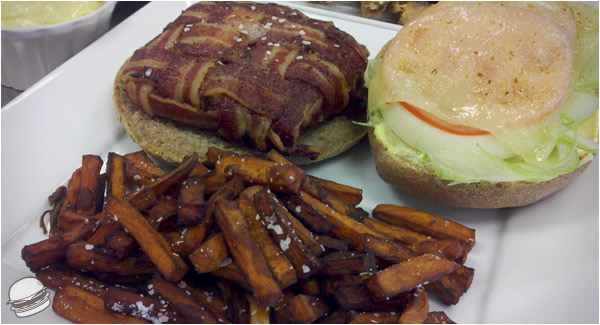 Bacon Wrapped Burger : Damn That Looks Good